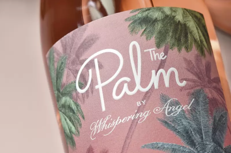 Le branding californien évocateur de Design Bridge pour The Palm : un nouveau rosé