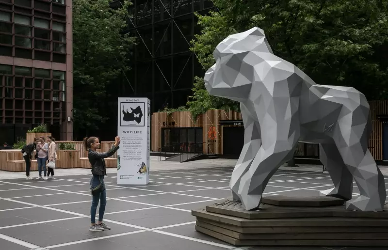 Den gigantiske gorillaen Gus dukker opp på Broadgate som en del av Wild Life-utstillingen