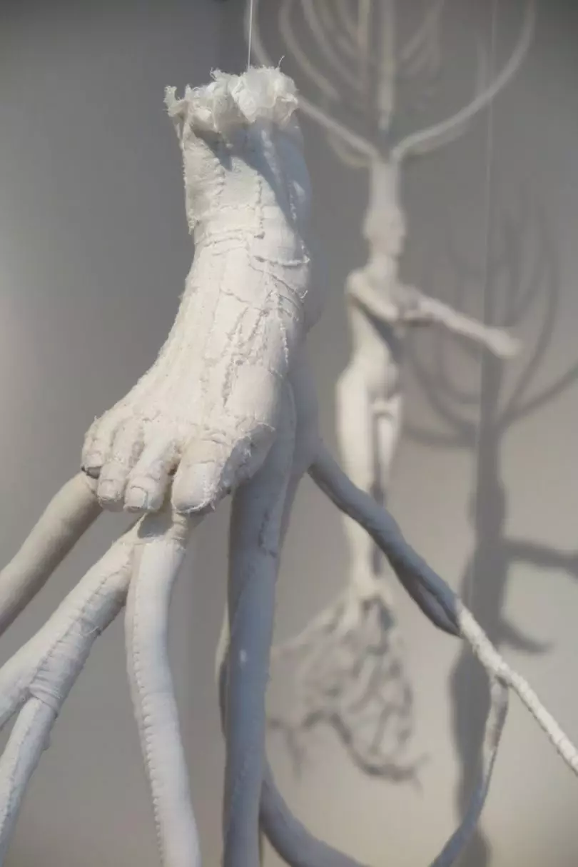 Mjuka skulpturer av den mänskliga anatomin gjorda av gamla lakan av Karine Jollet 8746_8