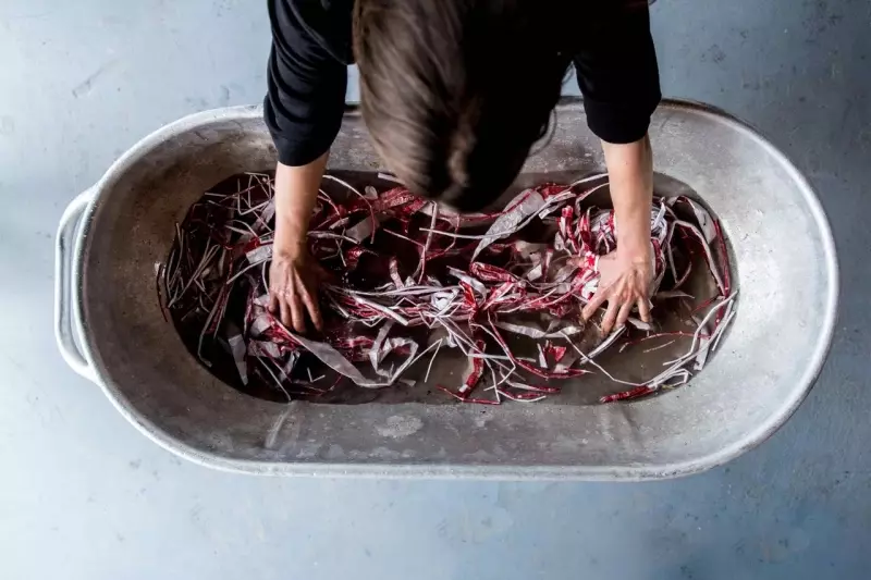 Fitzroy, dünyanın ilk sürdürülebilir romu için eskimiş Coca-Cola etiketlerini kullanıyor