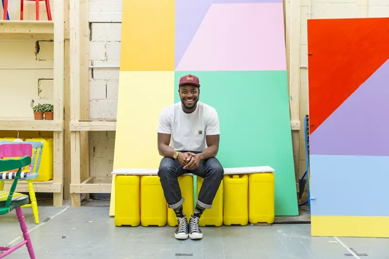 Yinka Ilori setter seg ned for å snakke om møbler med sjel, upcycling og fortelle historien din