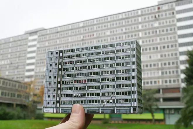 Miniatyrbrutalistiske bygninger i papirform av designstudio Zupagrafika