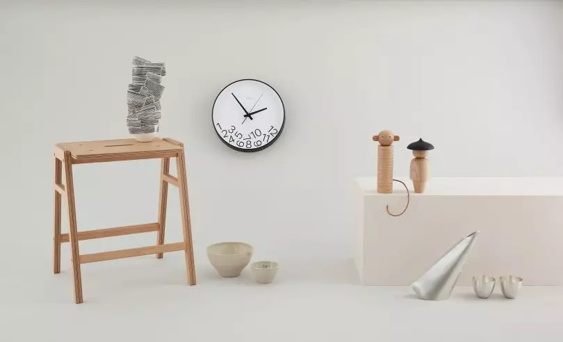 Taburete de King & Webbon, Escultura de Bronwen Grieves, Bowls de Alice Funge, Philosophy Clock de Sophie Melissa, Totem Collection de Anna Manfield, Veer Pouring Vessel e Two Cups de Alex O'Connor. Fotografía de Yeshen Venema