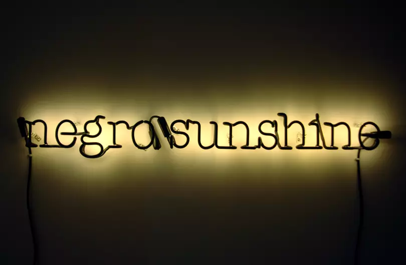 Glenn Ligon Warm Broad Glow, 2005 Неон і фарба, 10,2 × 121,9 см. © Гленн Лігон. Надано митцем, Luhring Augustine, Нью-Йорк, Regen Projects, Лос-Анджелес, і Thomas Dane Gallery, Лондон.