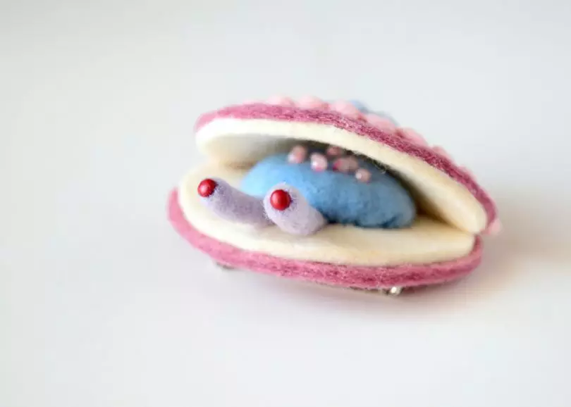 Mali broševi od školjki: slatki umjetnički nakit od filca Hiné Mizushime inspiriran morem 8839_10