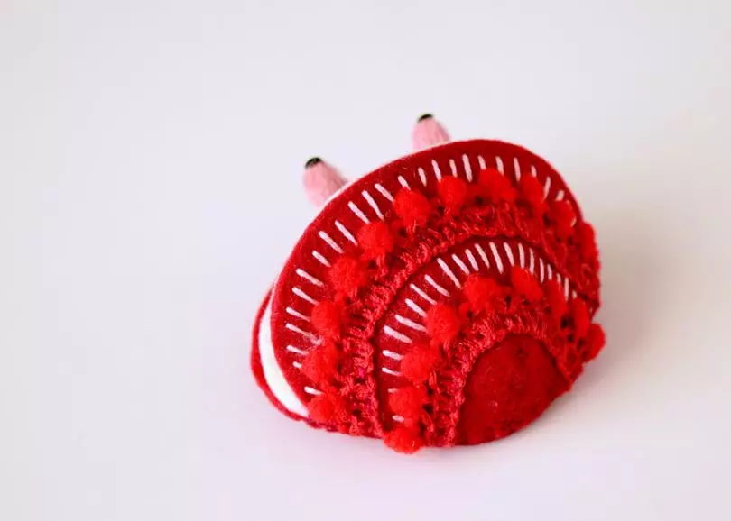 Mali broševi od školjki: slatki umjetnički nakit od filca Hiné Mizushime inspiriran morem 8839_4