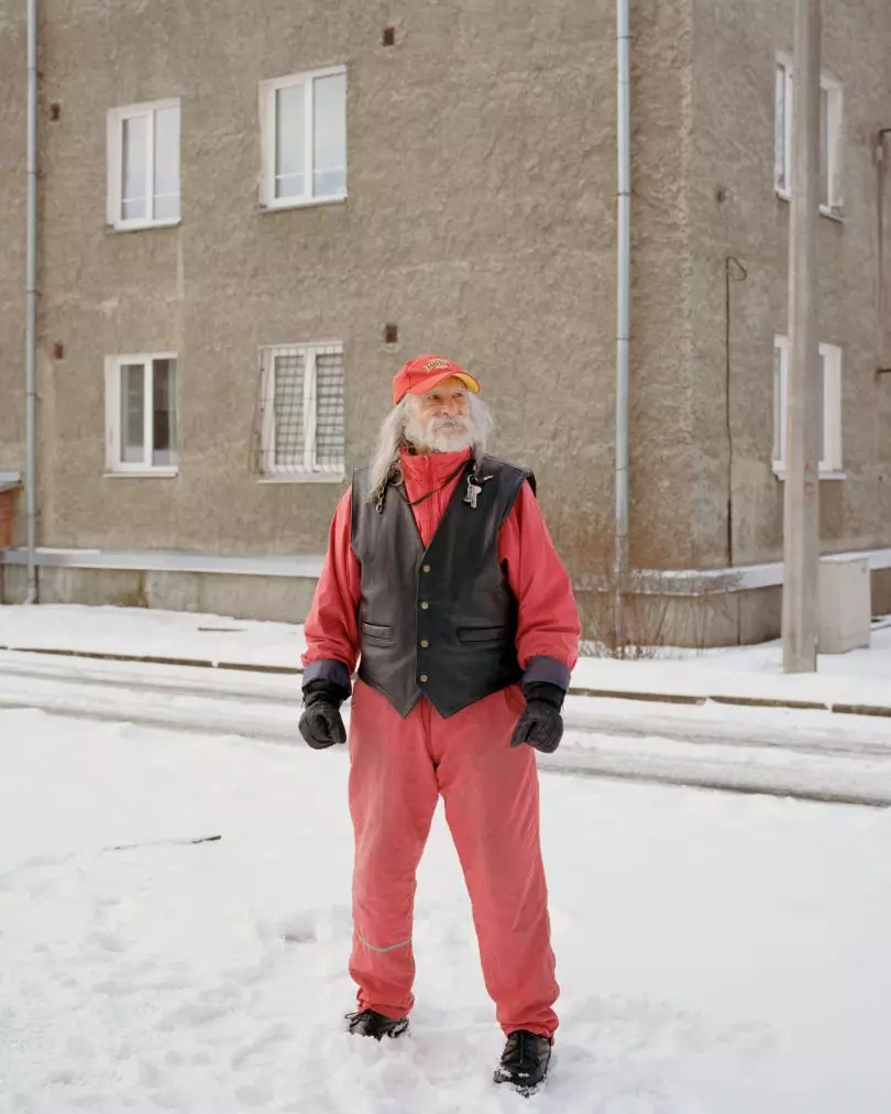 Vladimir agus é ag beathú na colúir os comhair a bhloc árasán, Narva, an Eastóin, 2018 © Miguel Proença