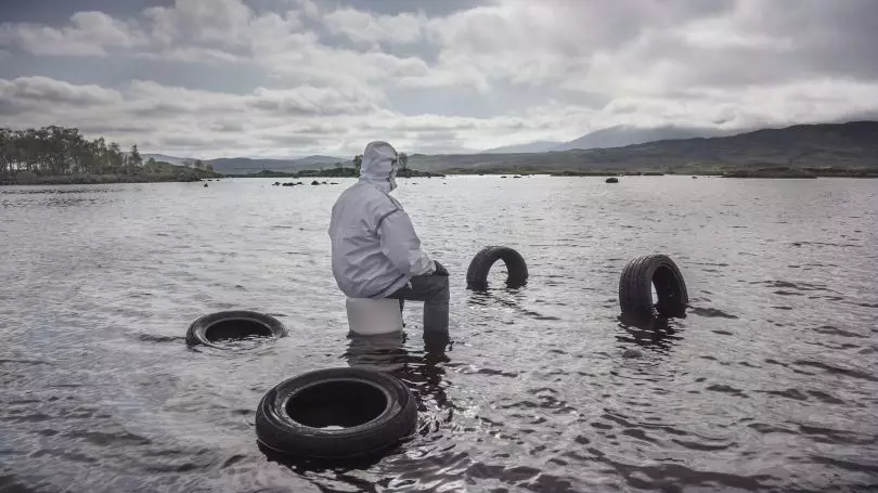 Fráma fós ó Corcra, 2017. Suiteáil scannán sé scáileán le John Akomfrah. © Scannáin Madraí Tobac; Le caoinchead Gailearaí Lisson