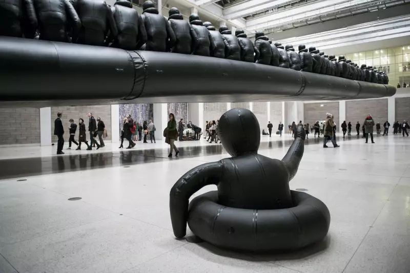 Ai Weiweik 70 metroko luzera duen txalupa duen azken eskultura aurkeztu du 258 errefuxiatuekin