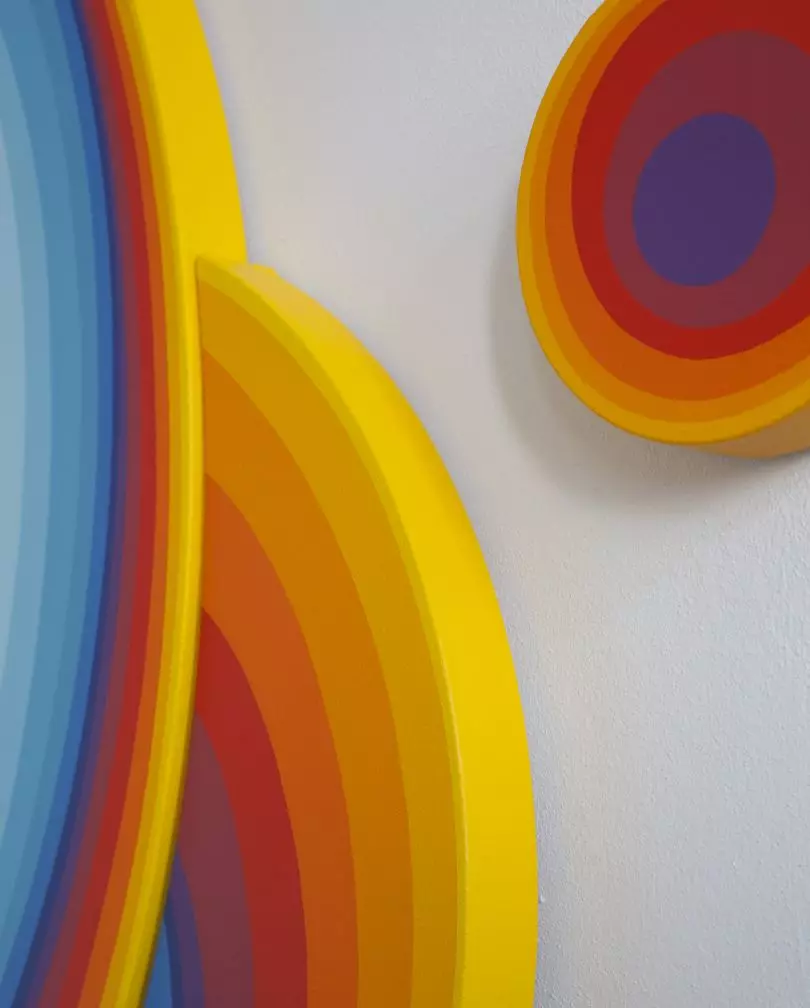 Las esculturas circulares en capas de colores y formas geométricas del legendario artista Jan Kaláb 8903_3