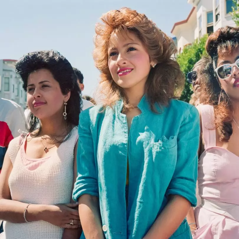 Three Young Women, 1985 © Janet Delaney. Alle ôfbyldings mei hoflikens fan Janey Delaney.