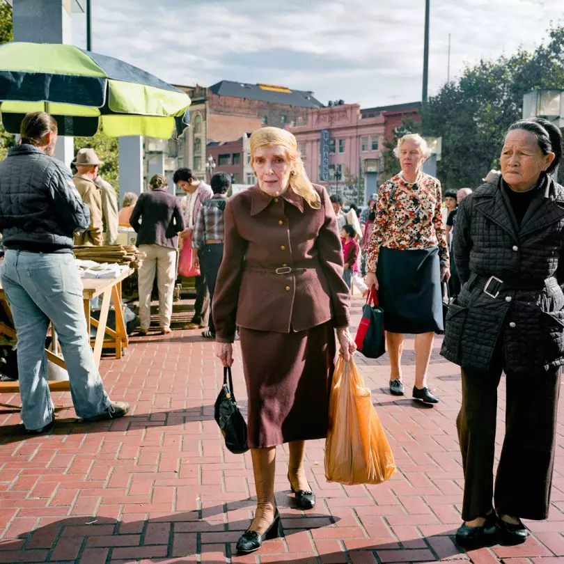 Žena v hnedom obleku, 1983 © Janet Delaney