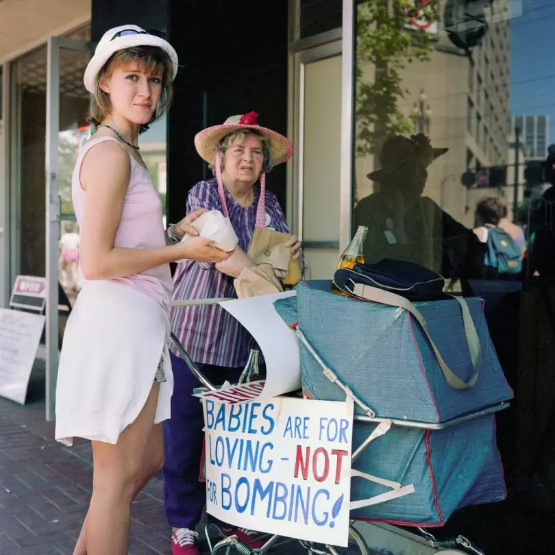 Mem en dochter mei bernewein, by Peace, Jobs and Justice Parade 1986 © Janet Delaney