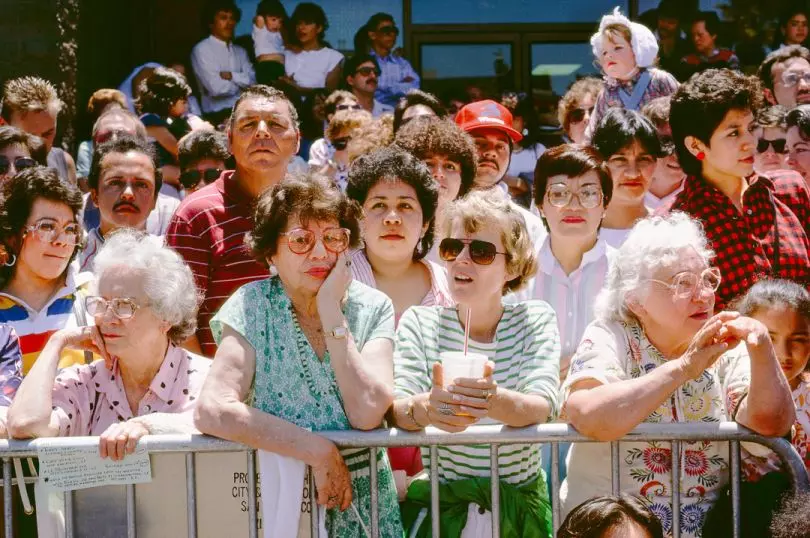 Crowd Waiting, 1986 © ג'נט דילייני