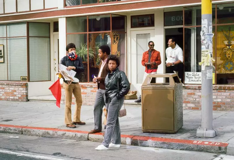 Zamaskowany mężczyzna sprzedający gazety, 24th Street, 1984 © Janet Delaney