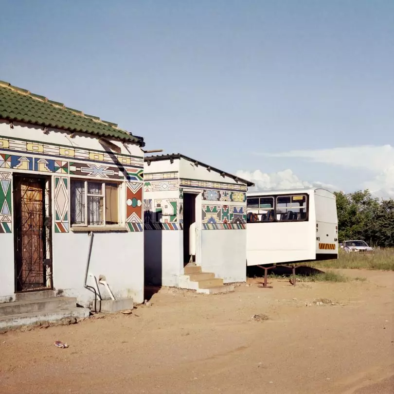 Homeland, arte de Ndeble com nova bandeira sul-africana, Siyabuswa, ex-Kwandebele, 2011; Cortesia do artista e da Goodman Gallery