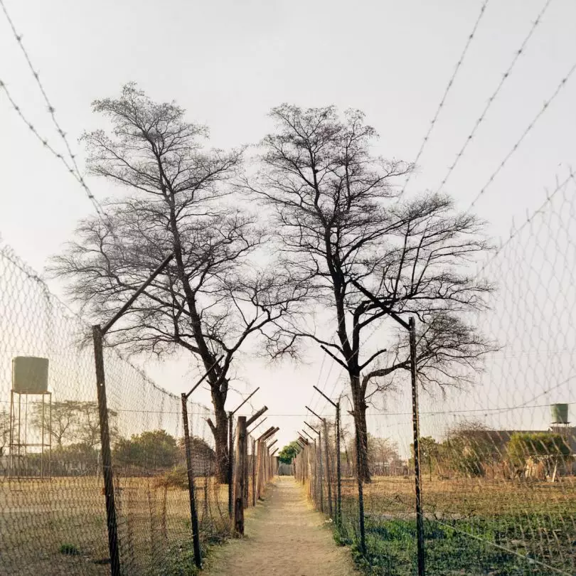 Tuisland, Pankop, Gang wat laer- en hoërskool verdeel, voormalige Kwandebele, 2009; Met vergunning van die kunstenaar en Goodman Gallery