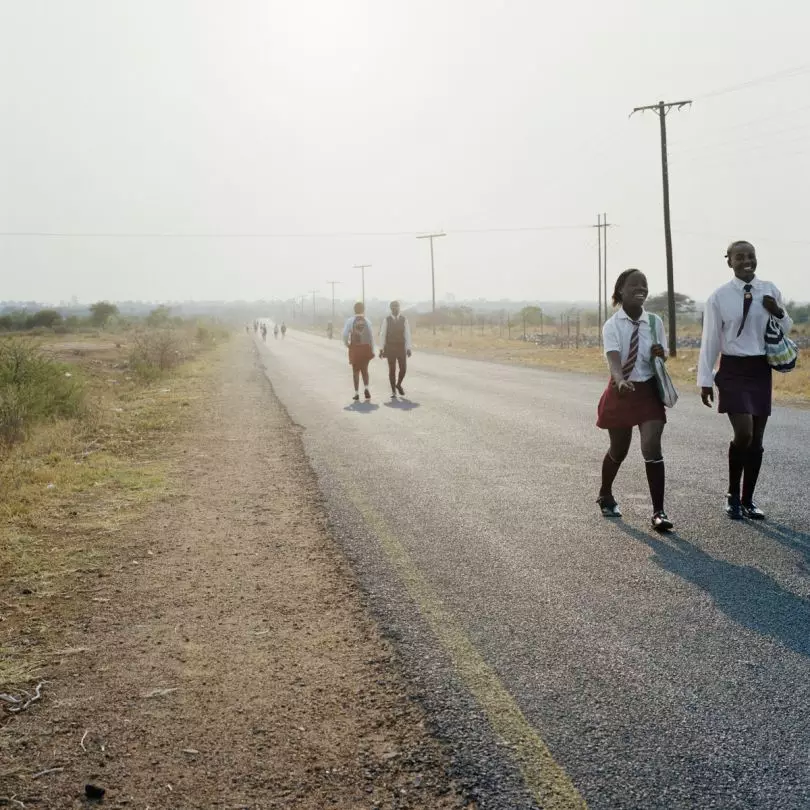 Patria, Road divide Guateng e provincia nord-occidentale, Hamaskraal, ex Bophuthatswana, 2011; Per gentile concessione dell'artista e della Goodman Gallery