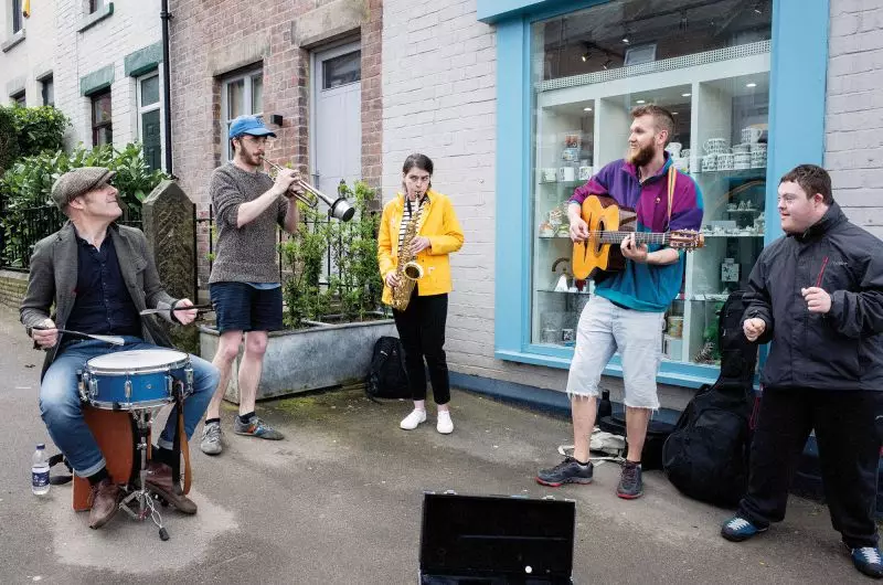 Úprimná pouličná fotografia, ktorá ukazuje meniacu sa tvár Sheffieldu