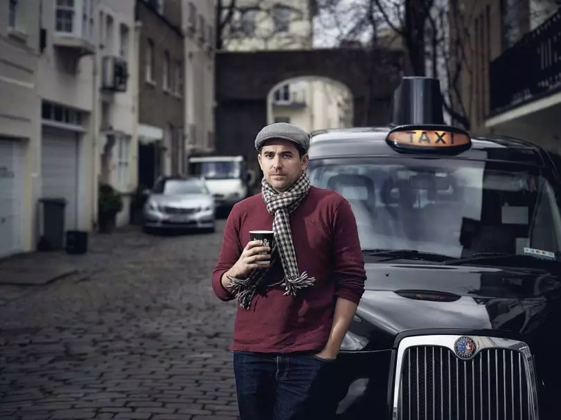 „My, řidiči černých taxíků, Uber nenávidíme... ale spoustu problémů dáváme za vinu TfL. Musíme dodržovat všechna tato pravidla a předpisy, pak přijde Uber a dostane volnou vládu, prostě to není fér. Samozřejmě pomáhá, když je šéf Uberu ve Spojeném království boží rodič Cameronových dětí! Uber má stinnou stránku – má peníze investované velkými korporacemi, masivní právní tým, mají vliv, díky kterému si myslí, že si mohou dělat, co chtějí.“ - Oscar, Londýn. Dopad Uberu © Matthew Joseph