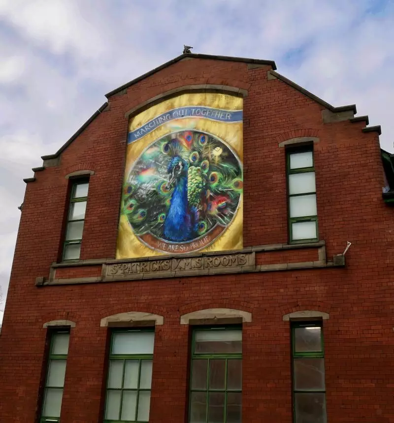 O mural do pavo real Cbloxx celebra a inclusión LGBTQ+ no Leeds United Football Club