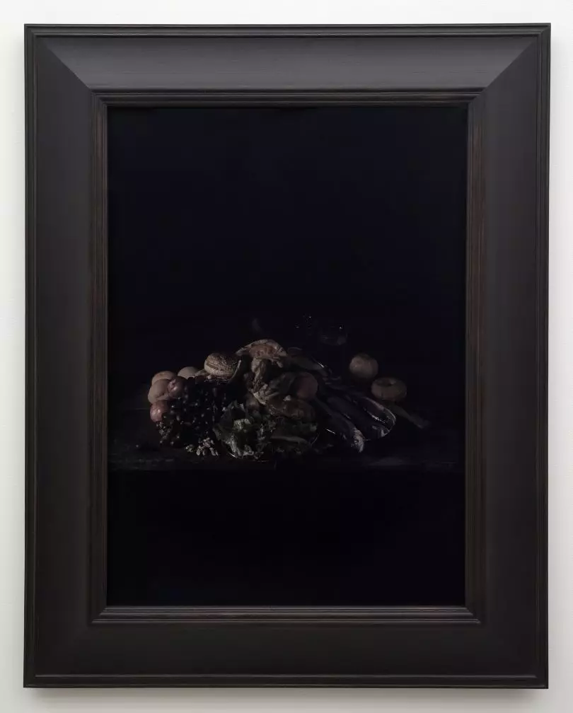 U-Mat Collishaw, Isidlo Sokugcina ku-Death Row, e-Texas (Juan Soria), 2011, ukuphrinta kwesithombe sohlobo lwe-C, ugodo lwe-Frame Red Grandis, oluhlikihlwe emuva ngokuqedwa kwe-lacquer emnyama, 89 x 64 cm (35 x 25 ¼ in).