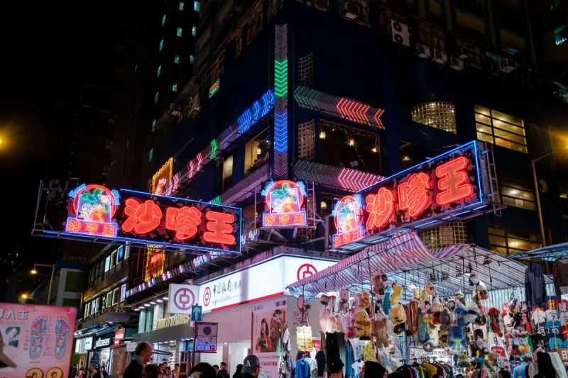 Dar sentido a la mezcla salvaje de Hong Kong: la fotografía callejera de Tarik Ahmet