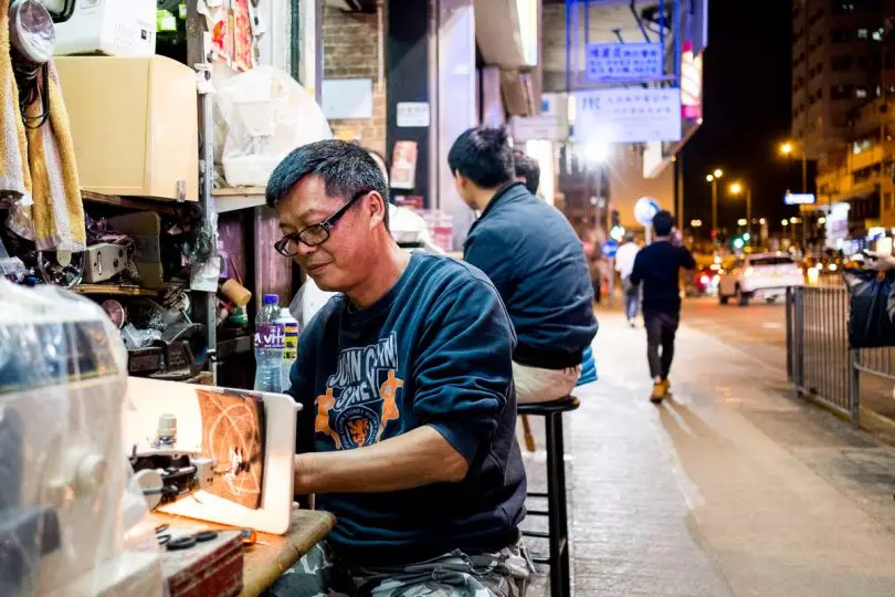 Осмисляне на дивата смесица на Хонконг: уличната фотография на Тарик Ахмет 9021_7