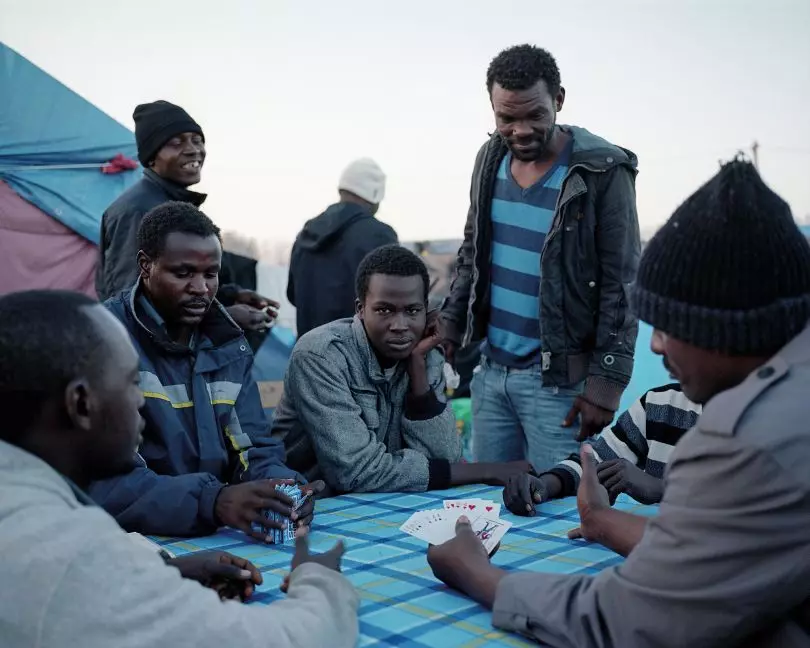 Calais, Franciaország, 2015. november Szudáni férfiak kártyáznak