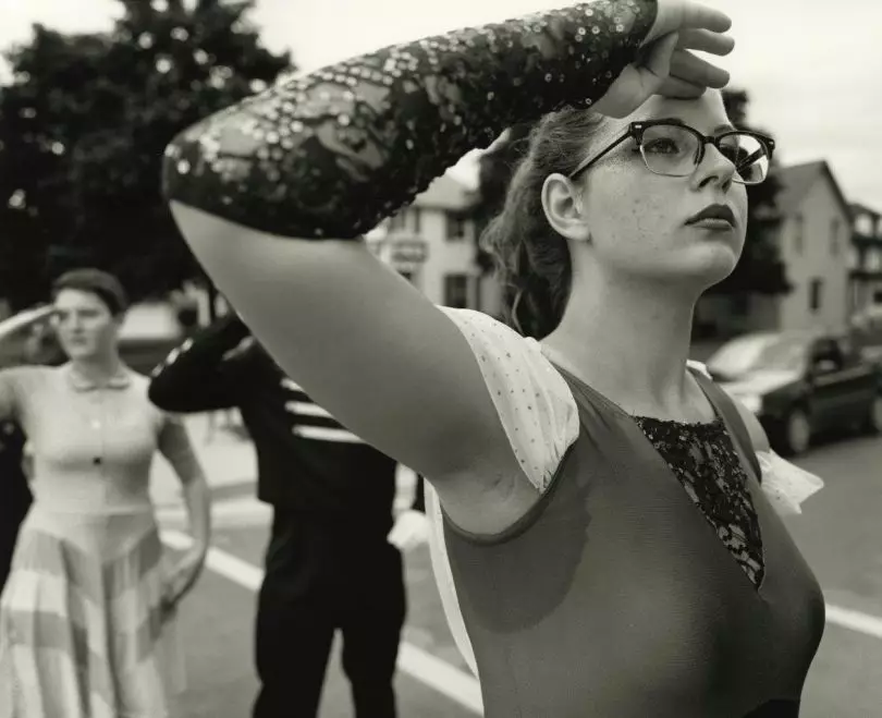 Flag Dancer, Parade of Bands, Benson, Minnesota, 2015 | Ofbyldings copyright Tom Arndt, mei hoflikens fan Howard Greenberg Gallery