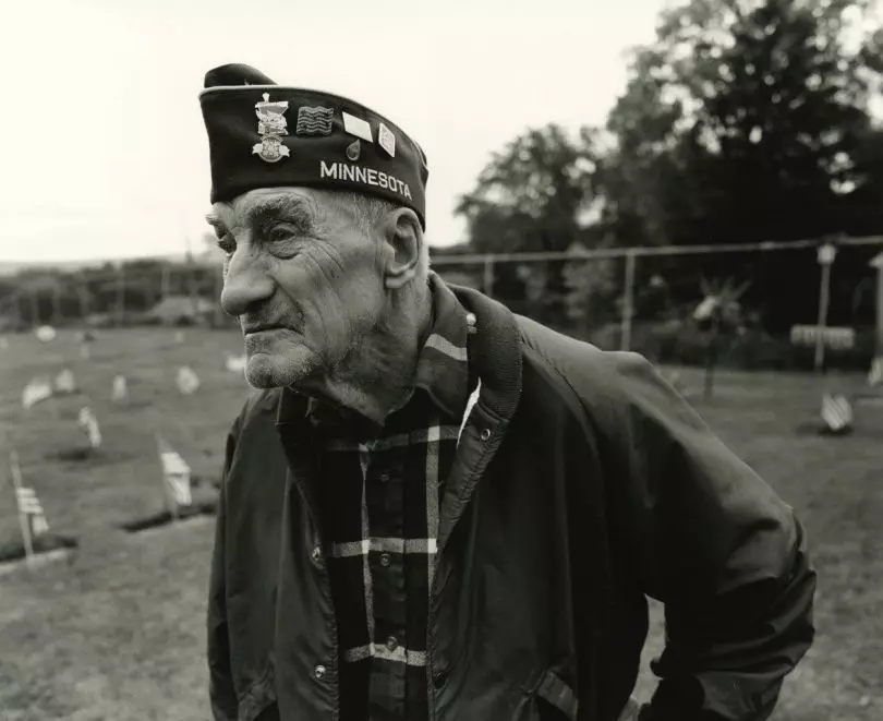 Twadde Wrâldoarloch Veteran, Memorial Day Parade, West St. Paul, Minnesota, 2015 | Ofbyldings copyright Tom Arndt, mei hoflikens fan Howard Greenberg Gallery