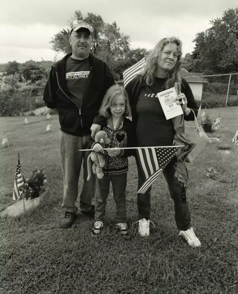 Famylje, Memorial Day, West St. Paul, Minnesota, 2015 | Ofbyldings copyright Tom Arndt, mei hoflikens fan Howard Greenberg Gallery