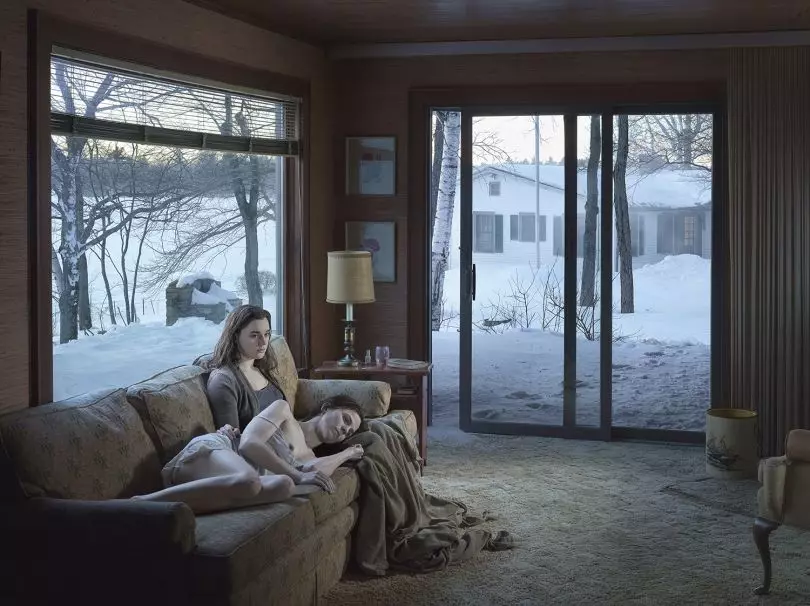 Gregory Crewdson Mamă și fiică, 2014 © Gregory Crewdson, prin amabilitatea Galeriei Gagosian