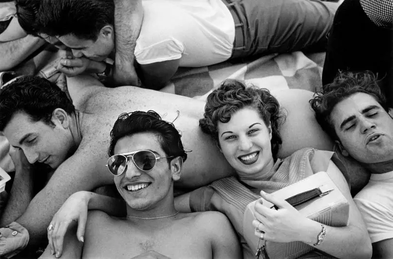 Adoleshentët e Coney Island, 1949 © Estate of Harold Feinstein Të gjitha të drejtat e rezervuara