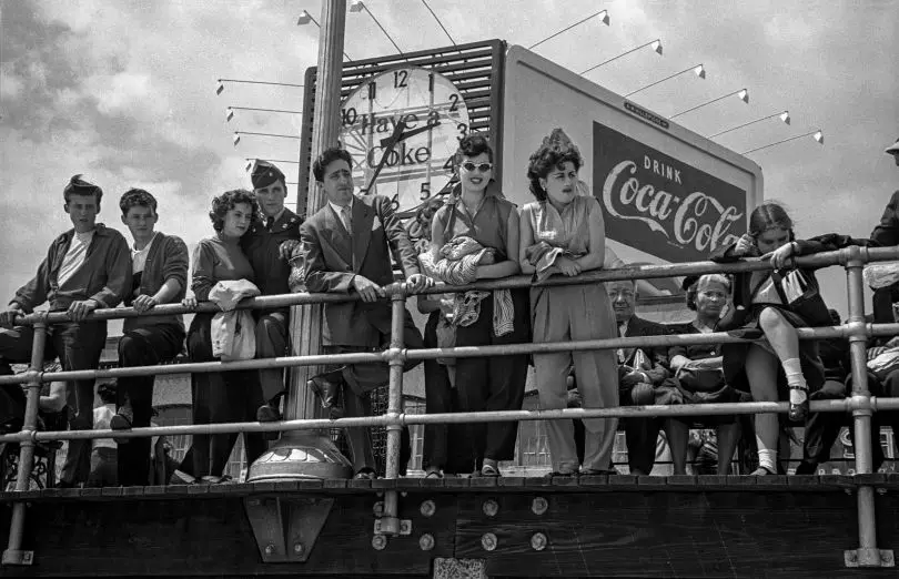 ป้ายโค้กบนทางเดินริมทะเล 1949 © Estate of Harold Feinstein สงวนลิขสิทธิ์