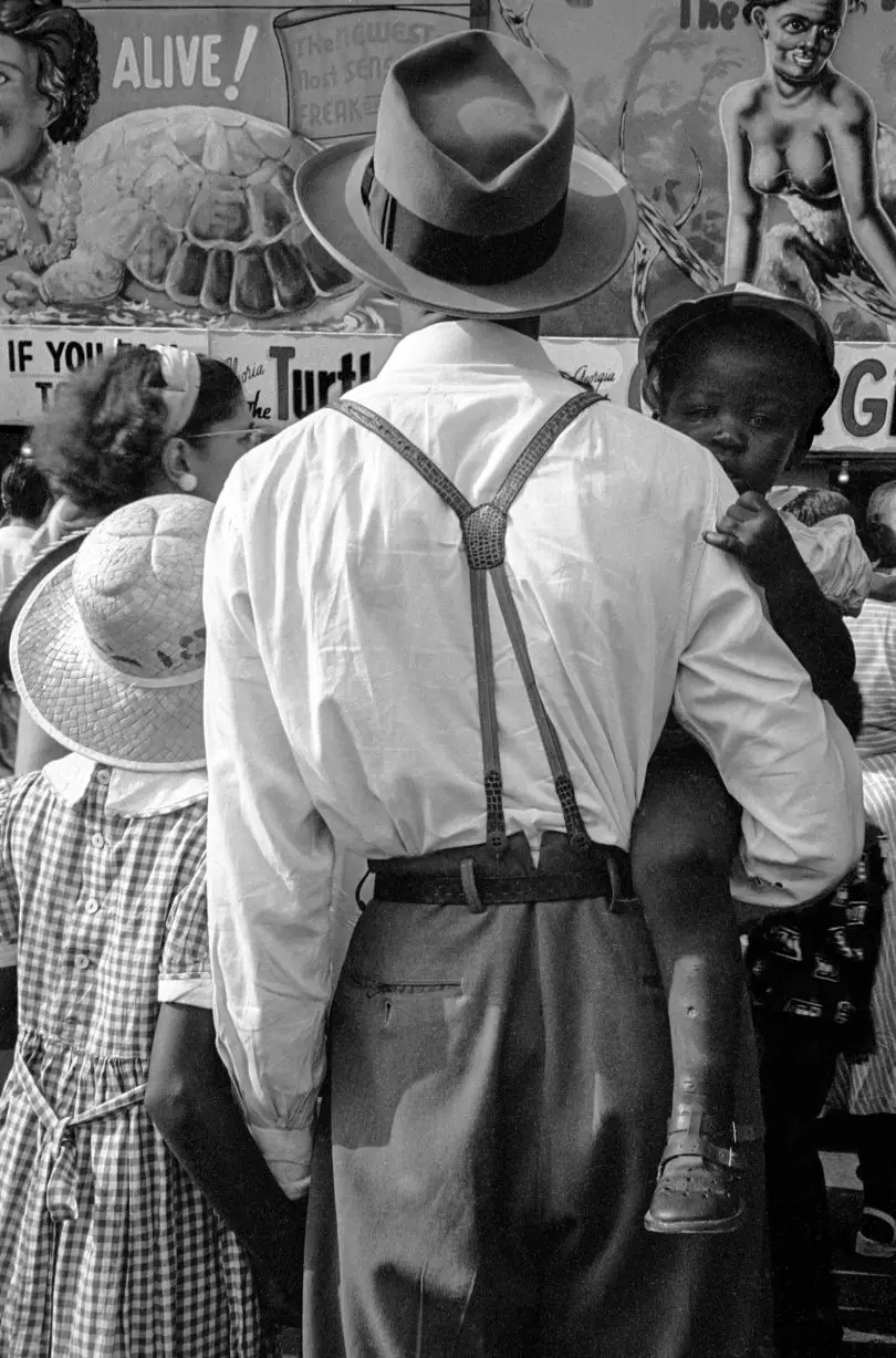 Man and Daughters at the Sideshow, 1950 © Estate of Harold Feinstein สงวนลิขสิทธิ์