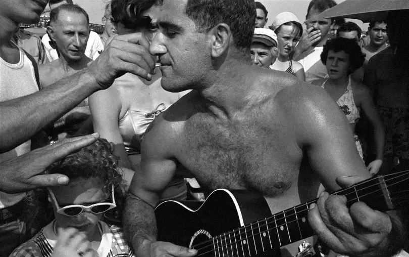 Guitar & Cigarette, 1950 © Estate of Harold Feinstein All Rechter reservéiert