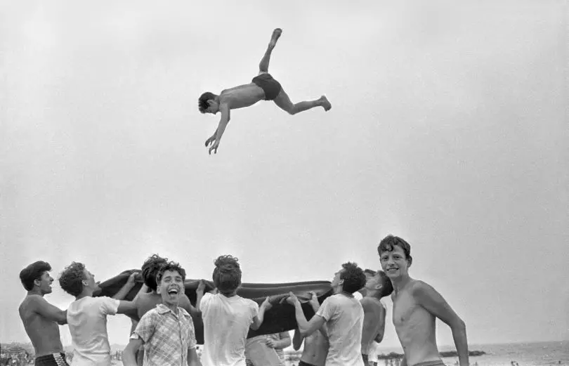 Blanket Toss, 1955 © Estate of Harold Feinstein Të gjitha të drejtat e rezervuara