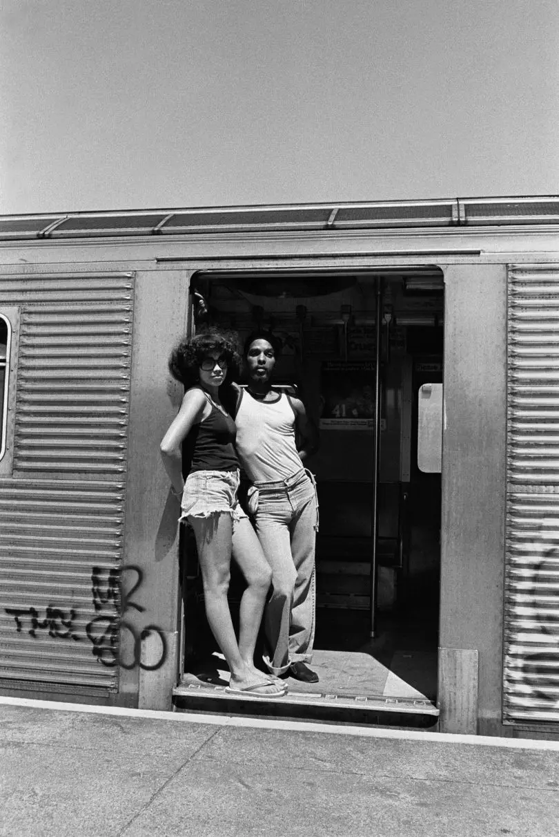 Casal Porta do Metrô, ano desconhecido © Espólio de Harold Feinstein Todos os direitos reservados