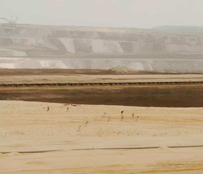 Ende Gelände, Ndị ngagharị iwe Storm RWE's Garzweiler Mine, North Rhine-Westphalia, Germany, 2019 © Dan Wilton