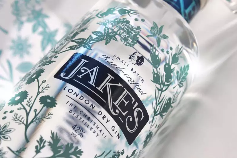 Вытанчаны дызайн упакоўкі ад Design Activity для джыну Jake's, вырабленага невялікімі партыямі