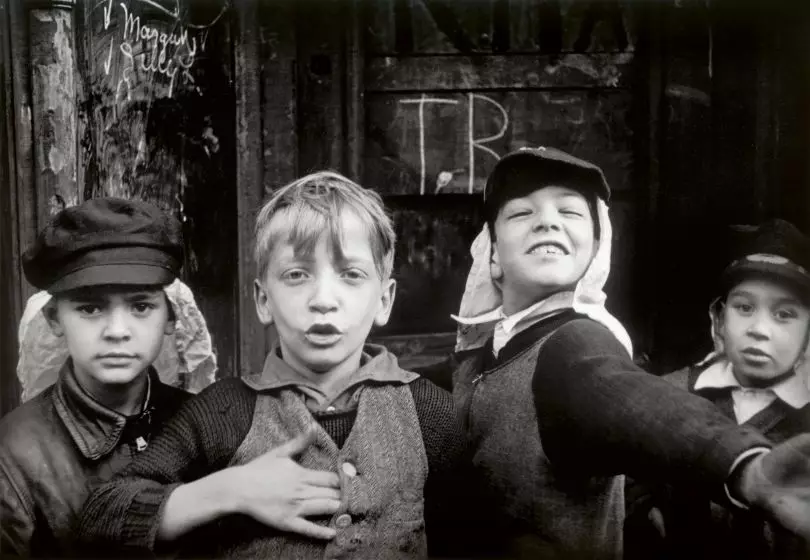 Helen Levitt, Nyu-York, 1940 yil Albertina, Vena. Avstriya Lyudvig san'at va fan jamg'armasining doimiy krediti © Film Documents MChJ / Galerie Thomas Zander, Kyolnning izni bilan