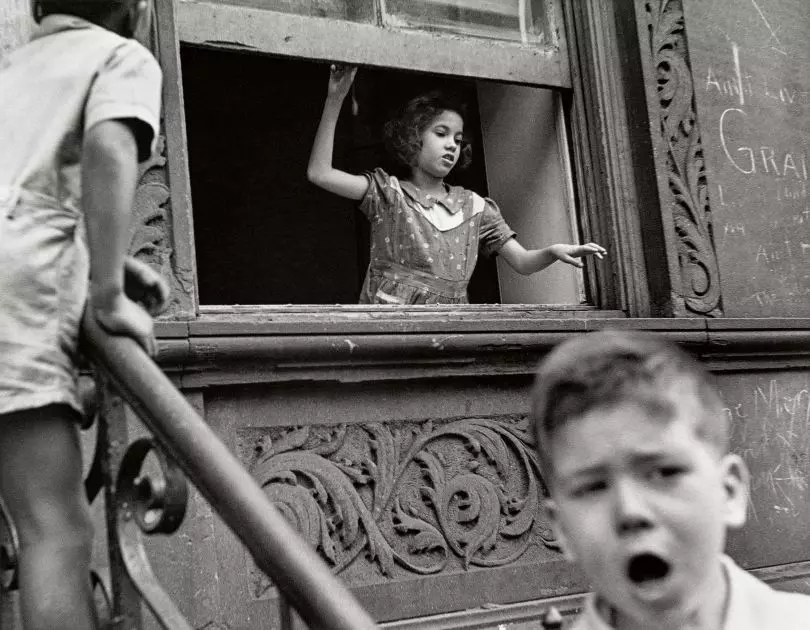 Helen Levitt, Nyu-York, taxminan. 1940 Film Documents MChJ © Film Documents MChJ / Galerie Thomas Zander, Kyoln bilan xushmuomalalik bilan