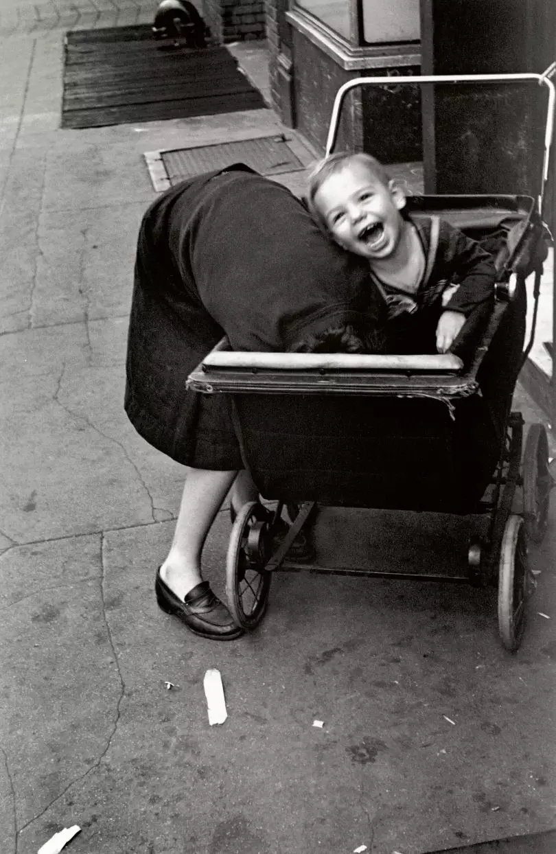 Helen Levitt, Nyu-York, 1940 yil Albertina, Vena. Avstriya Lyudvig san'at va fan jamg'armasining doimiy krediti © Film Documents MChJ / Galerie Thomas Zander, Kyolnning izni bilan