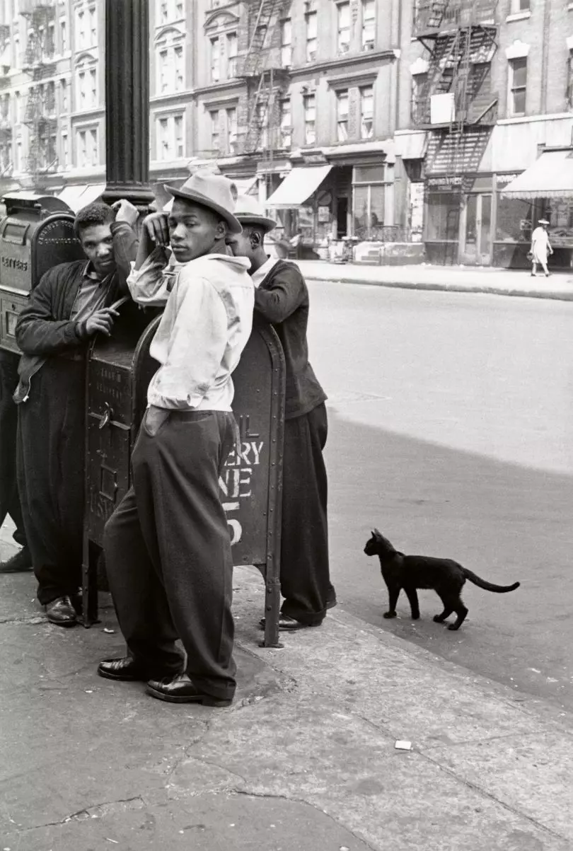 Helen Levitt, Nyu-York, 1945 yil Albertina, Vena. Avstriya Lyudvig san'at va fan jamg'armasining doimiy krediti © Film Documents MChJ / Galerie Thomas Zander, Kyolnning izni bilan