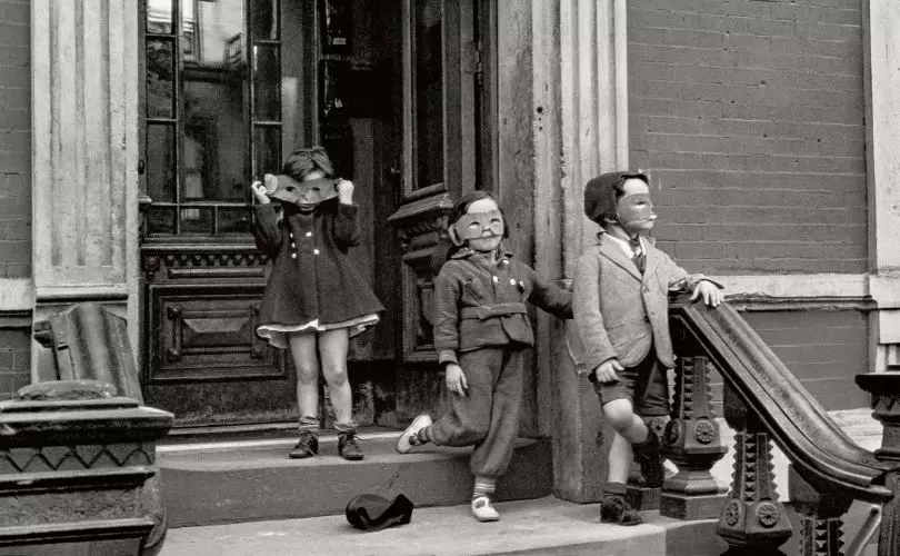 Helen Levitt, Nyu-York, 1940 yil Albertina, Vena. Avstriya Lyudvig san'at va fan jamg'armasining doimiy krediti © Film Documents MChJ / Galerie Thomas Zander, Kyolnning izni bilan