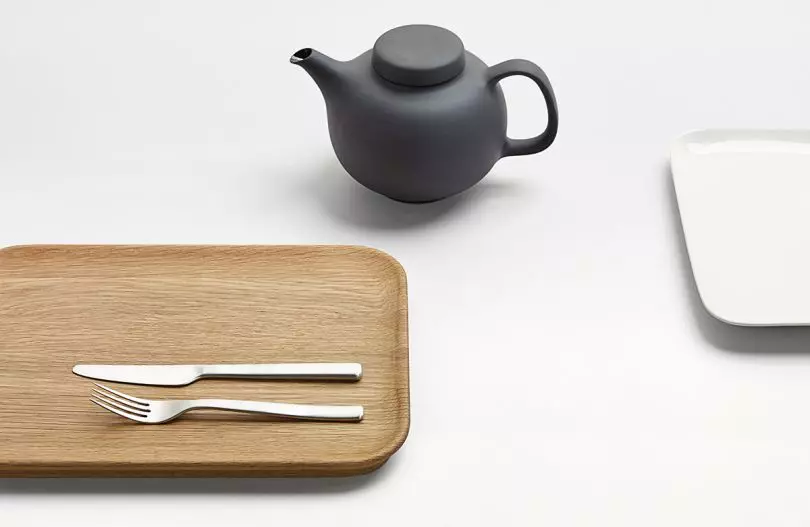 Olio porsi platters, cutlery na teapot, Royal Doulton, 2015. Gambar kiridit: David Brook