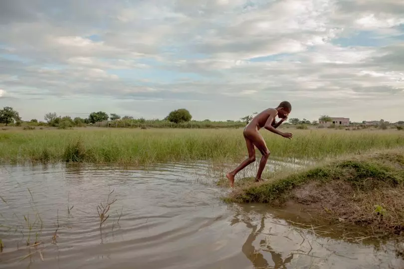 Niños en el sur de Angola disfrutando del regreso de la lluvia, después de más de un año de sequía