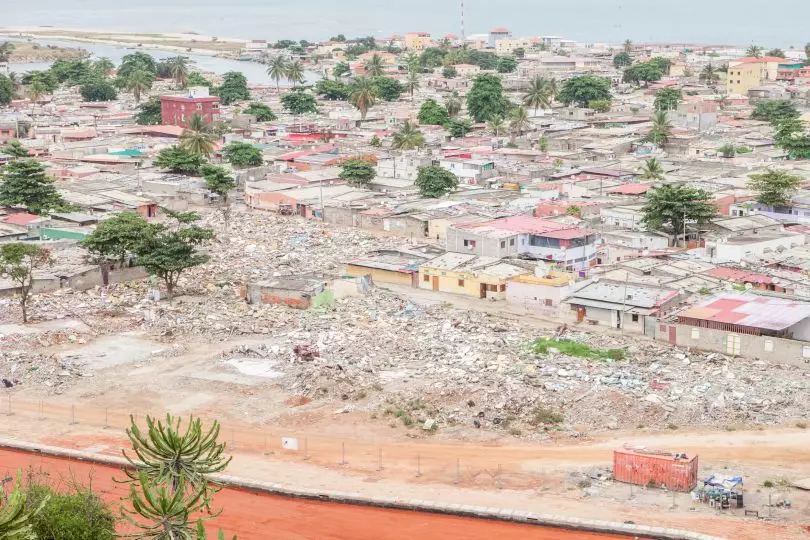 Un des nombreux « musseques », les quartiers de la misère qu'on démolit pour construire de nouveaux gratte-ciel