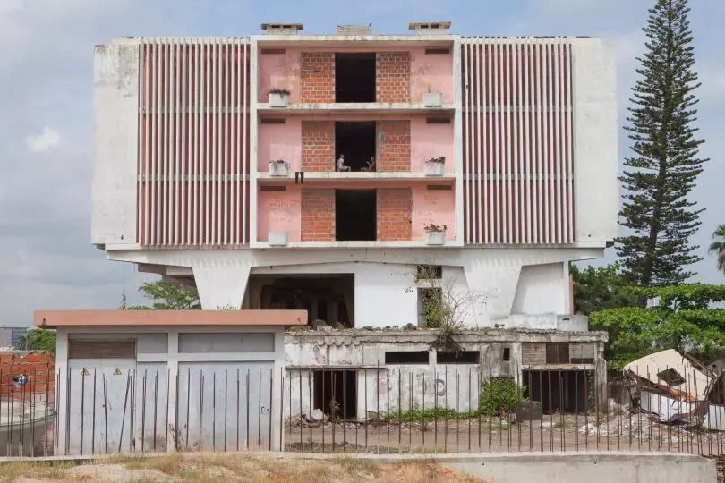 Un aperçu de l'hôtel Panorama qui était l'ancien plus bel hôtel de la capitale habité aujourd'hui par une communauté d'enfants sans-abri